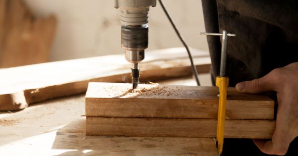 Richtig in Holz bohren und schrauben