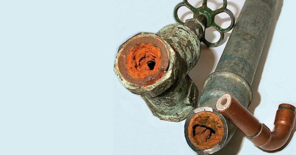 Kalk und Rost in Leitungen beseitigen